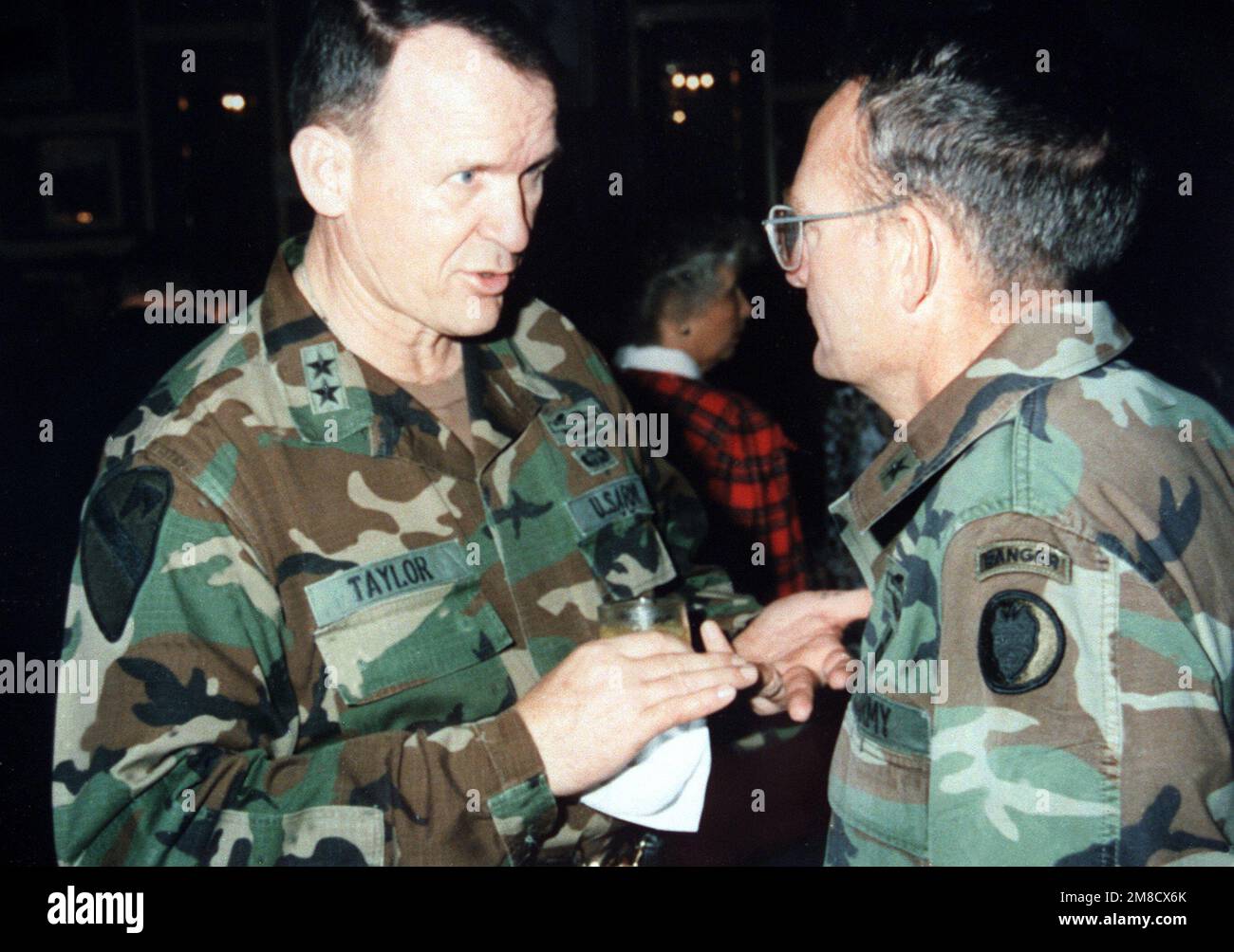 MAJ. GÉN. Horace G. Taylor, à gauche, commandant général, 24th ...