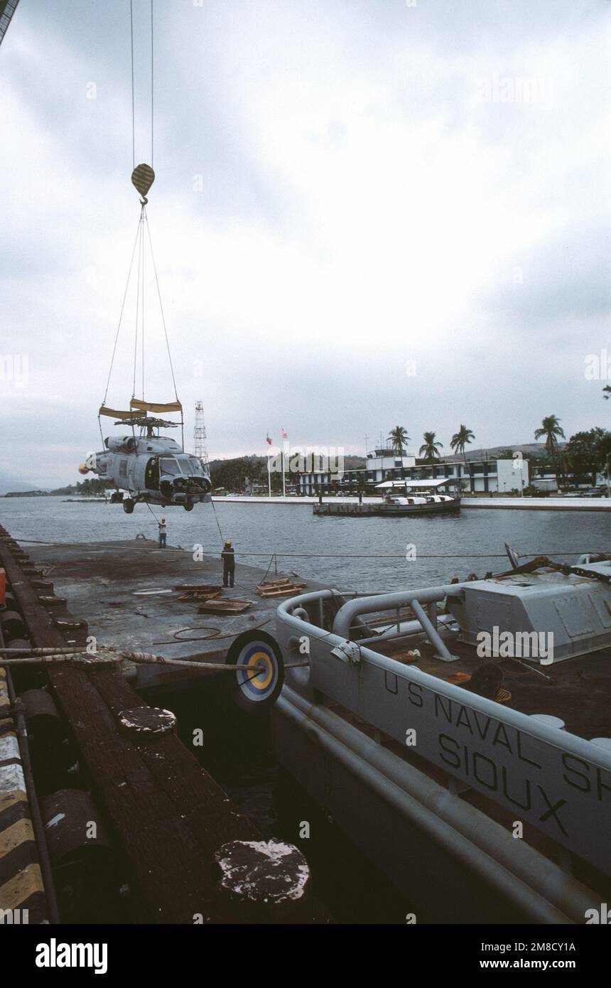 Une grue déplace un hélicoptère léger endommagé hélicoptère anti-sous ...