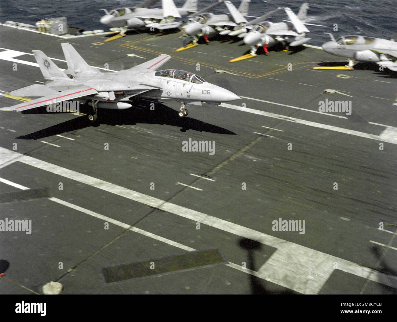 Un avion F-14A Tomcat du Fighter Squadron 41 (VF-41) arrive pour un ...