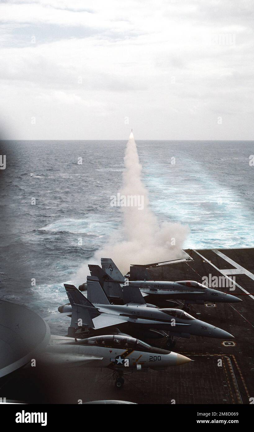 Un missile d'entraînement est lancé à partir d'un lanceur Mark 29 OTAN ...