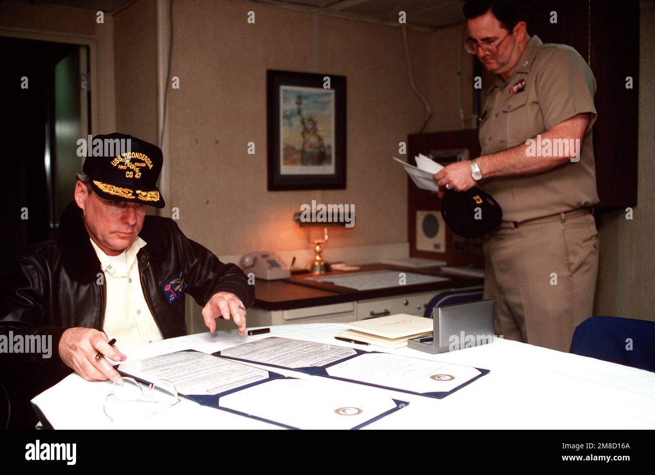 Le secrétaire de la Marine H. Lawrence Garrett III signe une paire de ...