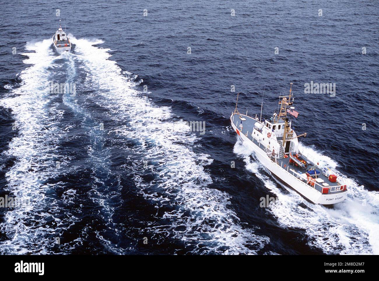 Un patrouilleur de 41 pieds de la Garde côtière américaine passe devant ...