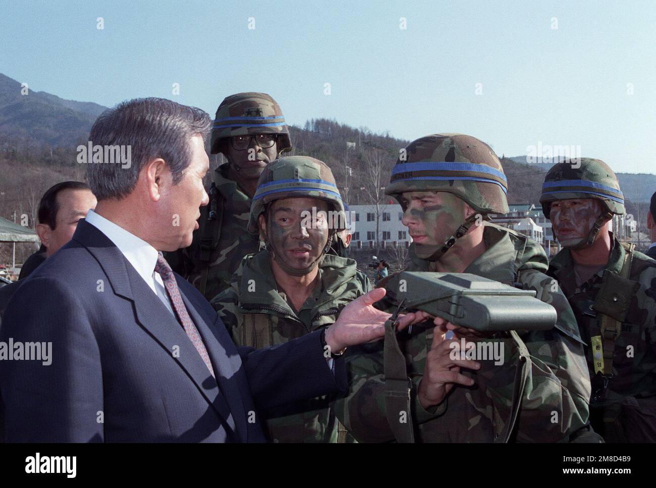 Le Président sud-coréen Roh Tae Woo, à gauche, visite des membres de ...