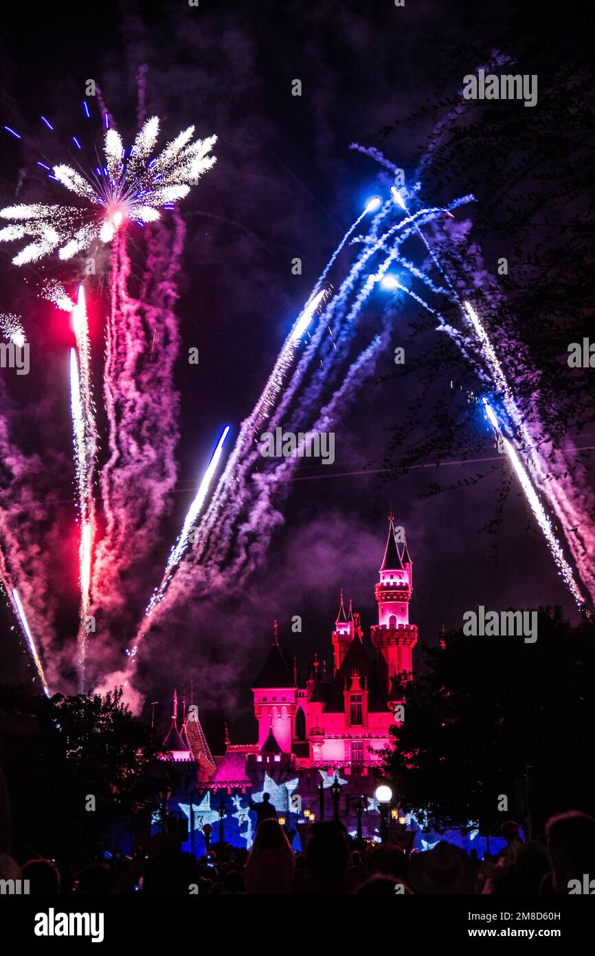 Une image de feux d'artifice et un château dans les feux rouges à ...