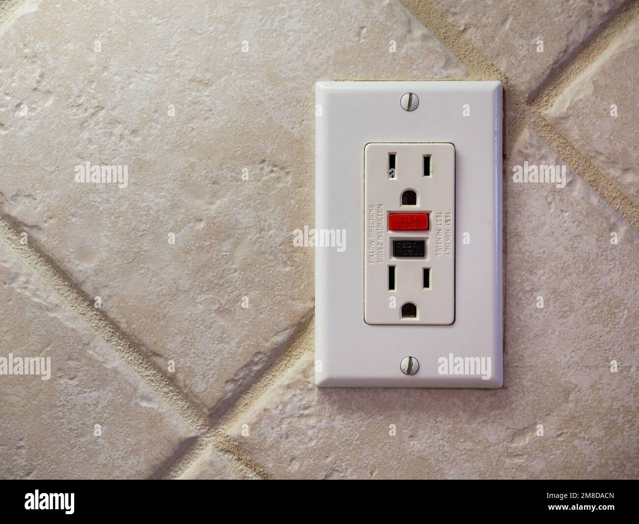 Prise de courant de coupure de fuite à la terre et plaque murale. Fiche ...