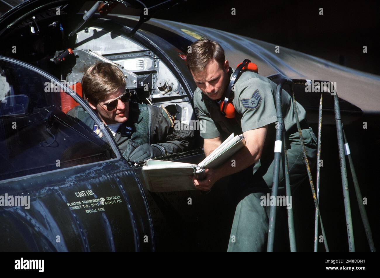 Le CPT Mike Masters, à gauche, de l'escadron d'essai 2874th s ...