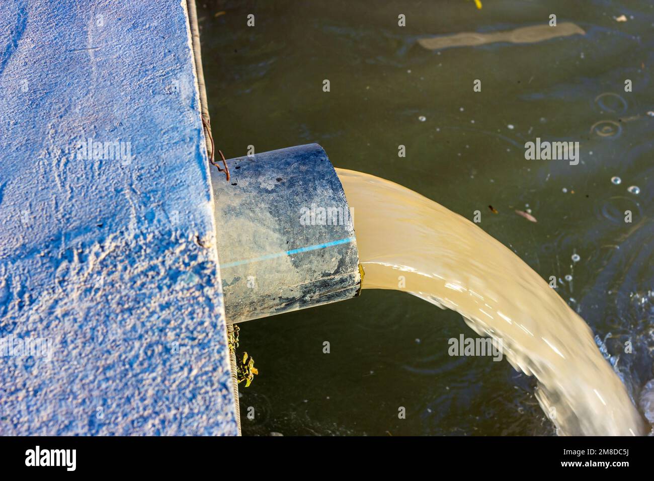 Eaux usées contaminées Banque de photographies et d’images à haute ...