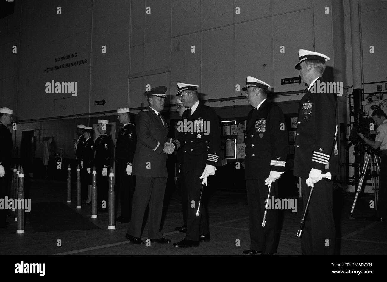 LE CAPT Richard E. Goolsby salue un américain Un officier de la Force ...