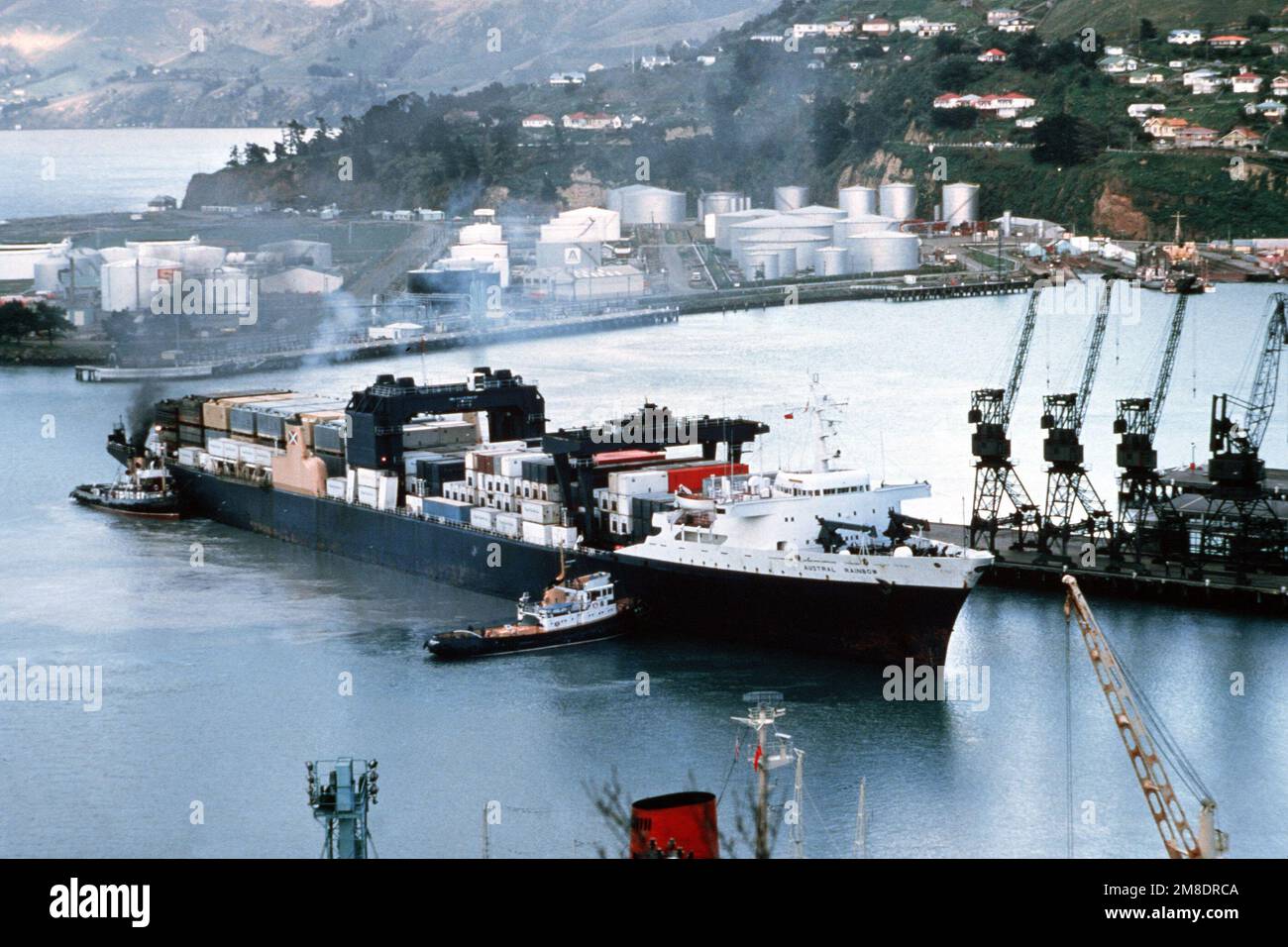 Les remorqueurs poussent le navire de fret DE la barge AUSTRAL RAINBOW ...