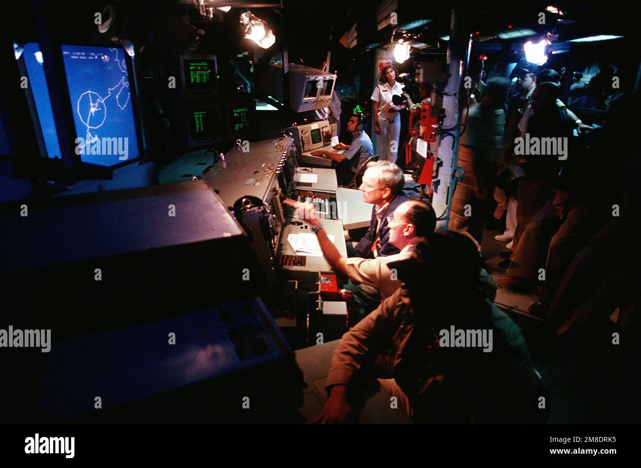 Le secrétaire de la Marine, H. Lawrence Garrett III, est informé au ...