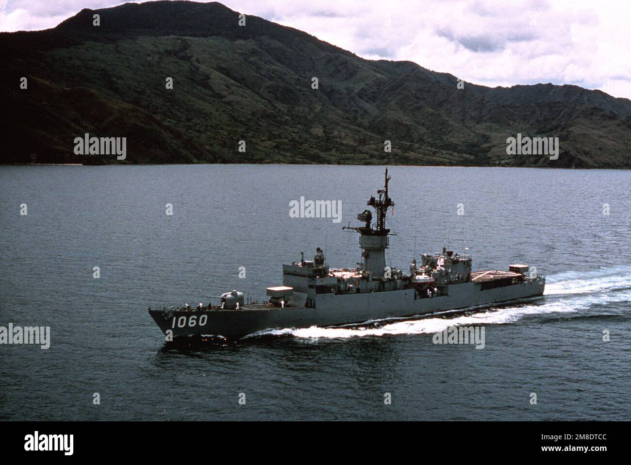 Vue sur le port de la frégate USS LANG (FF-1060) en cours. Base ...
