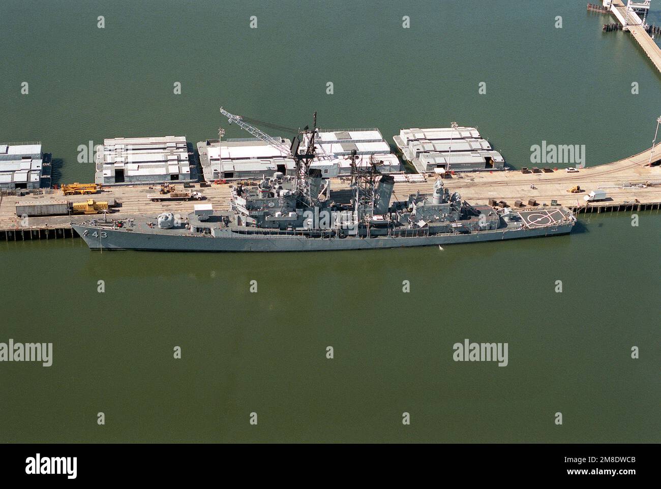 Une vue aérienne du destroyer de missile guidé USS DAHLGREN (DDG-43 ...