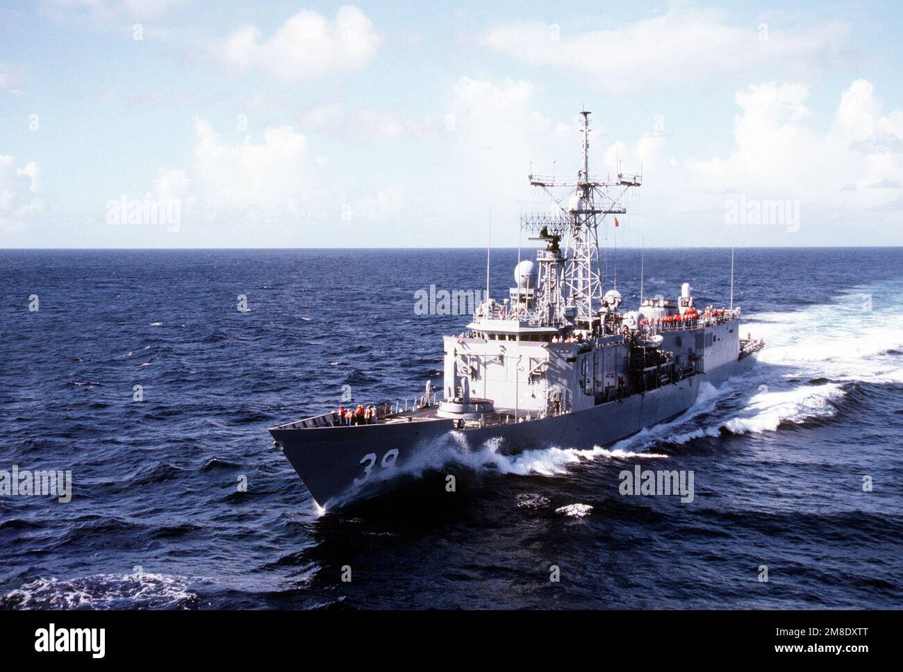 Une vue de l'avant-port de la frégate de missiles guidés USS DOYLE (FFG ...