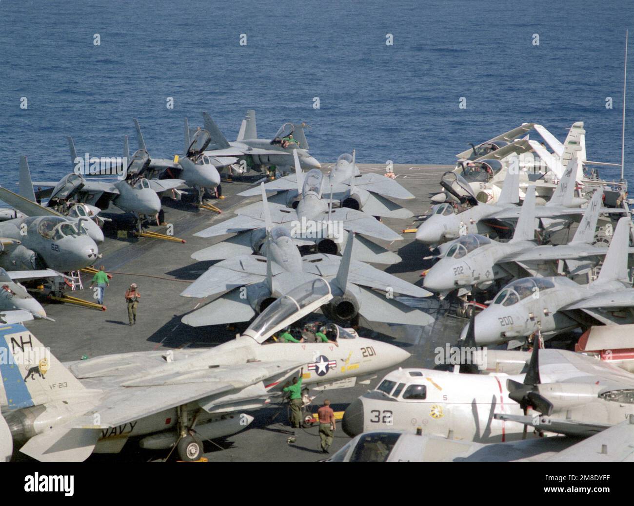 Un avion F-14A Tomcat du Fighter Squadron 213 (VF-213) est desservi sur ...