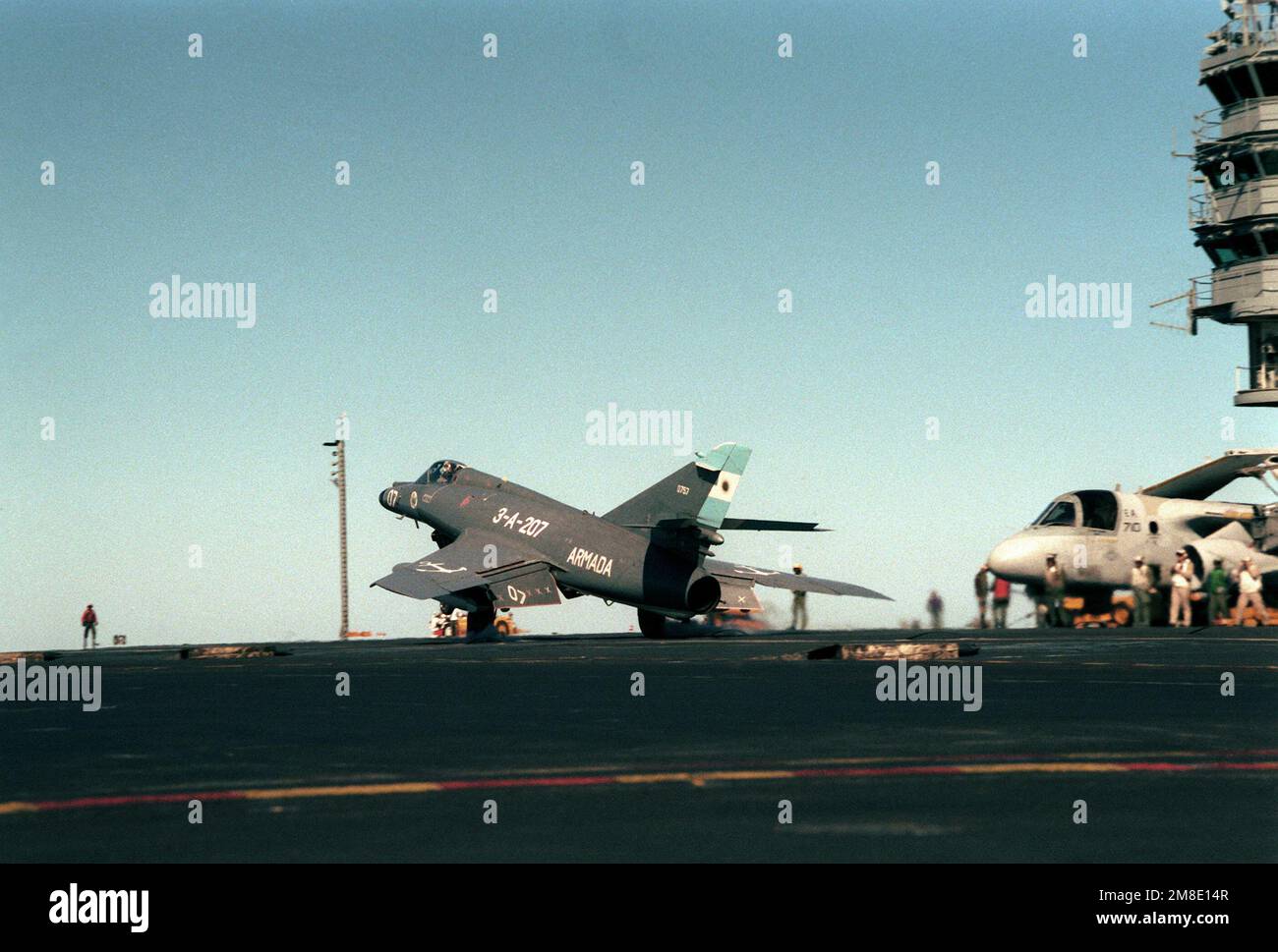 Un avion Super Etendard de la marine Argentine touche brièvement le ...