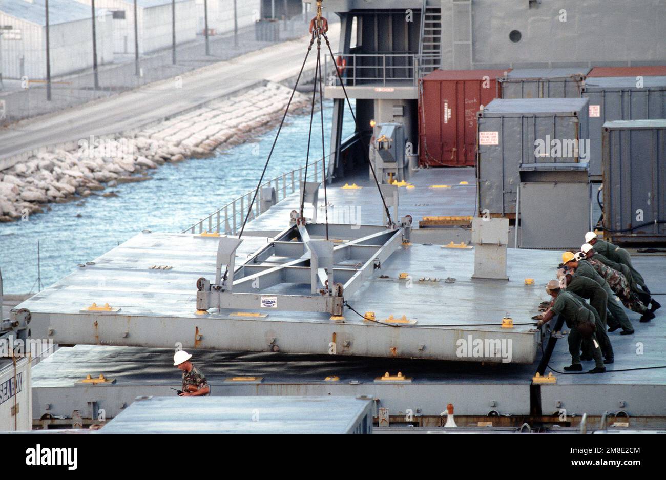 Des soldats de la compagnie de transport 155th guident la couverture d ...