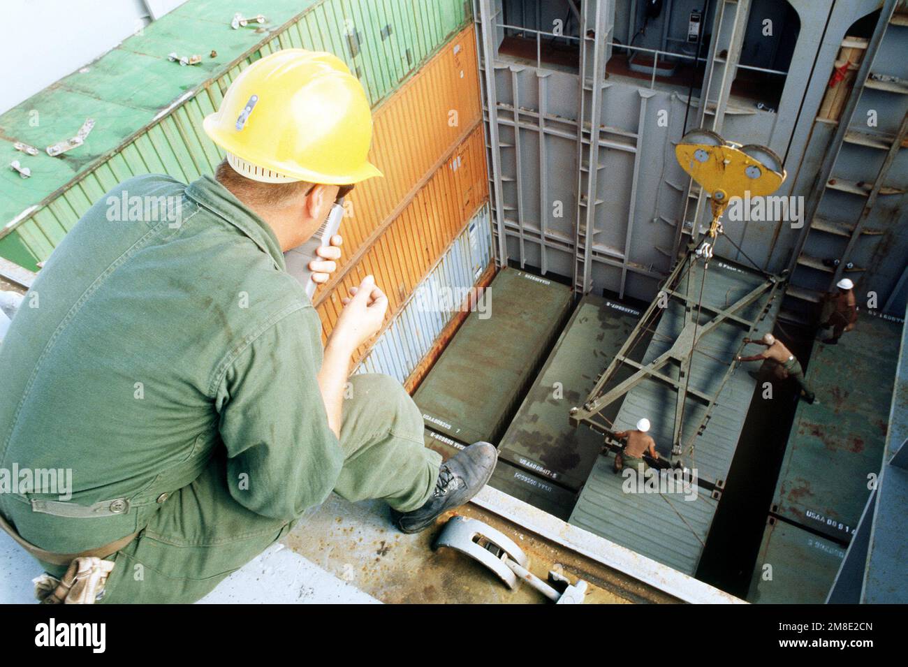 Le SPC Michael Brumley, de la compagnie de transport 155th, envoie des ...