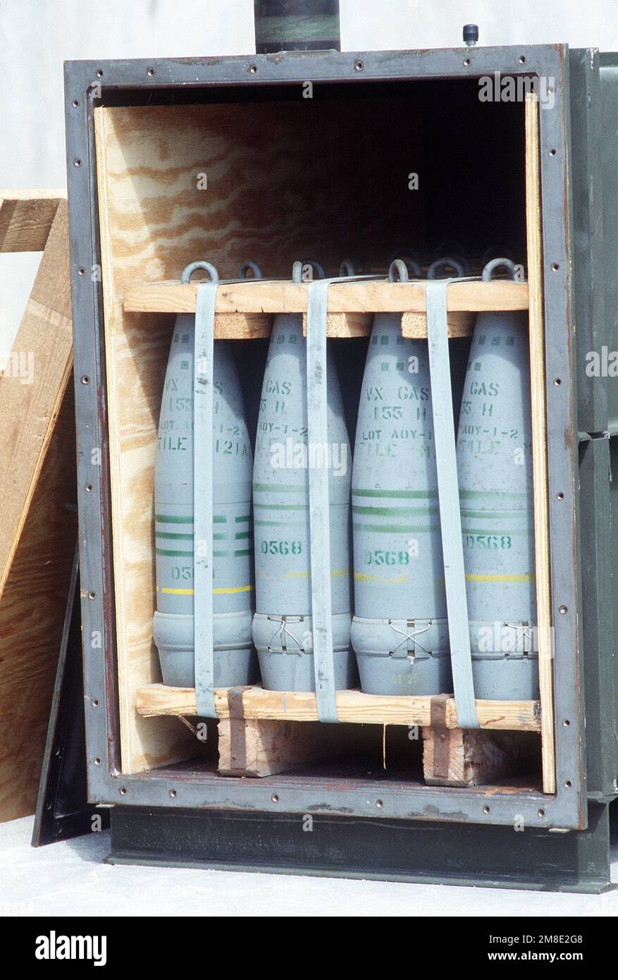 Une palette de 155mm obus d'artillerie chimiques est placée dans sa ...