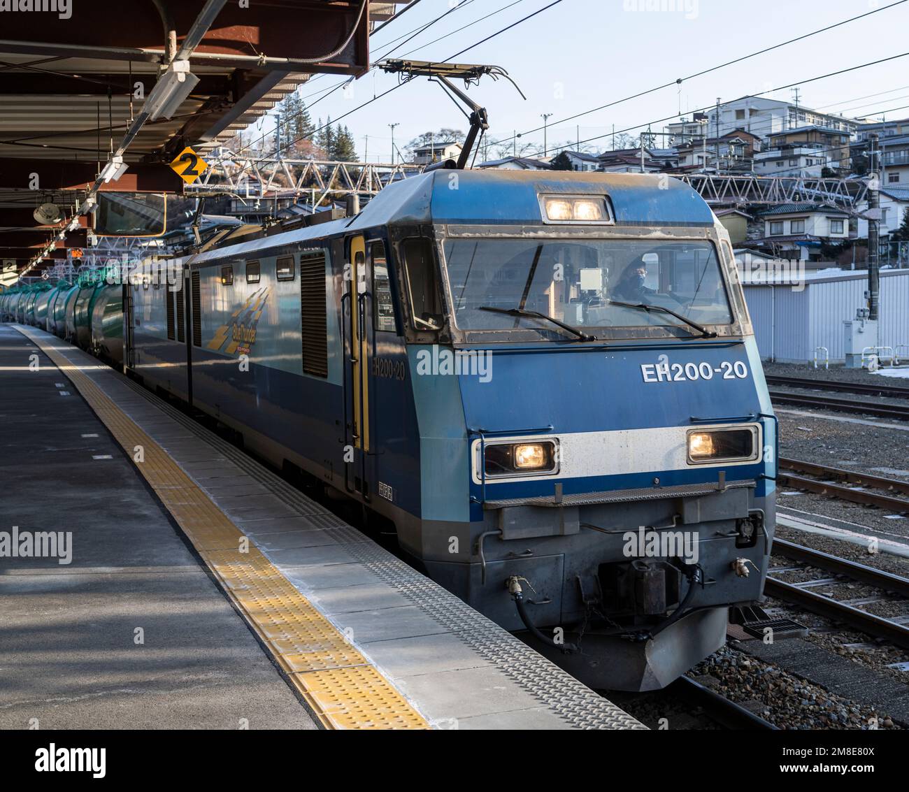 Une locomotive électrique JR Freight EH200 conduit un train devant la ...