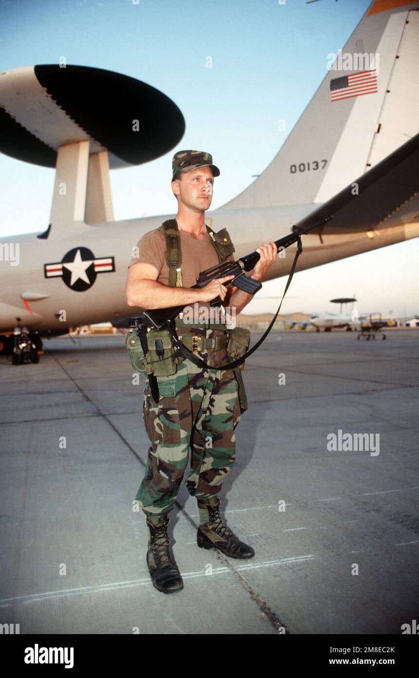 SGT. Russel C. Jones, armé d'un fusil M-16, garde un avion E-3A Sentry ...