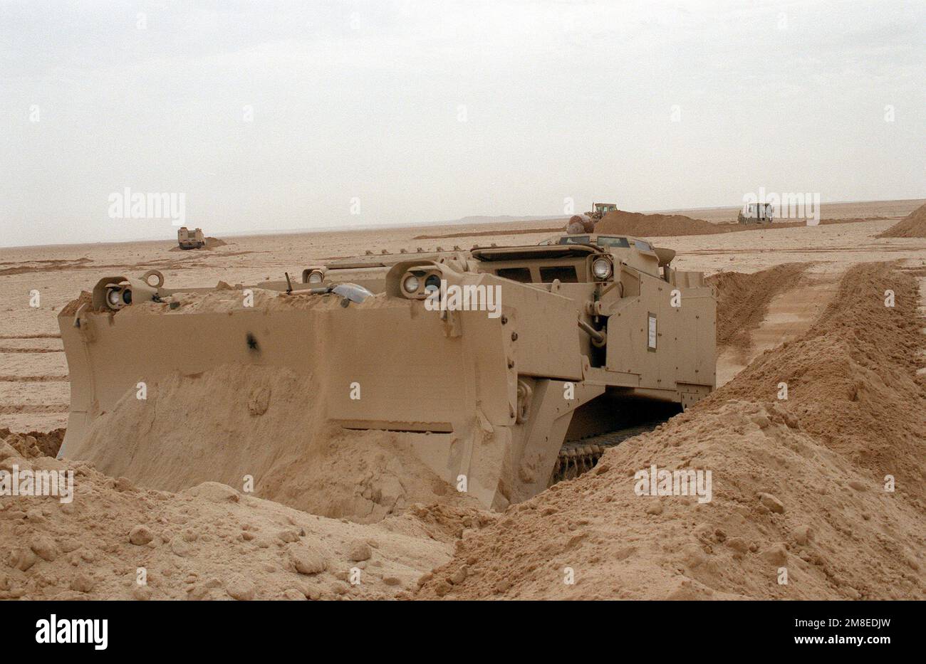 Une Marine du 2nd combat Engineer Battalion, 2nd Marine Division ...