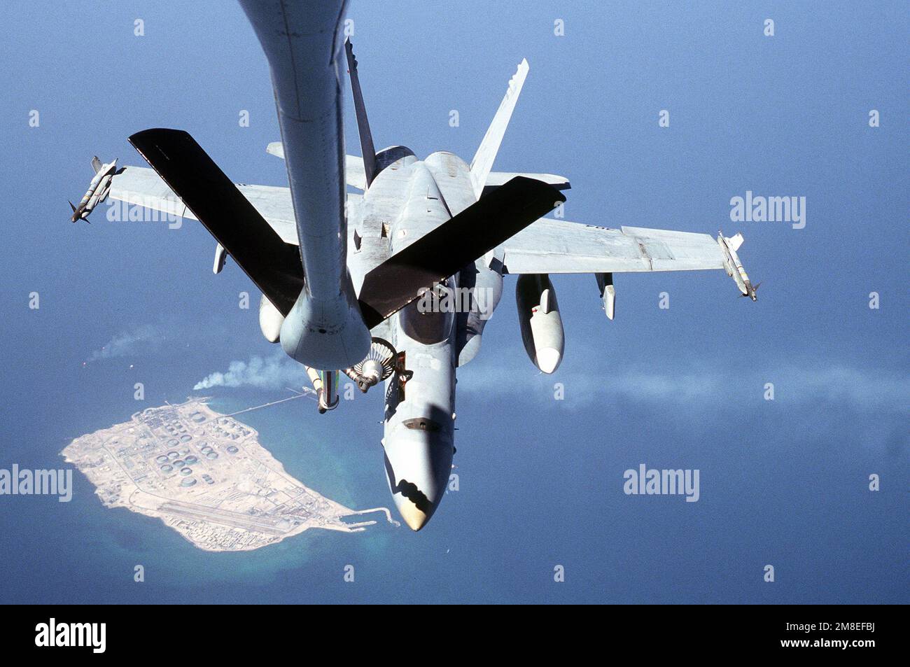 Un avion Fighter Squadron 113 (VFA-113) F/A-18C Hornet est ravitaillé ...
