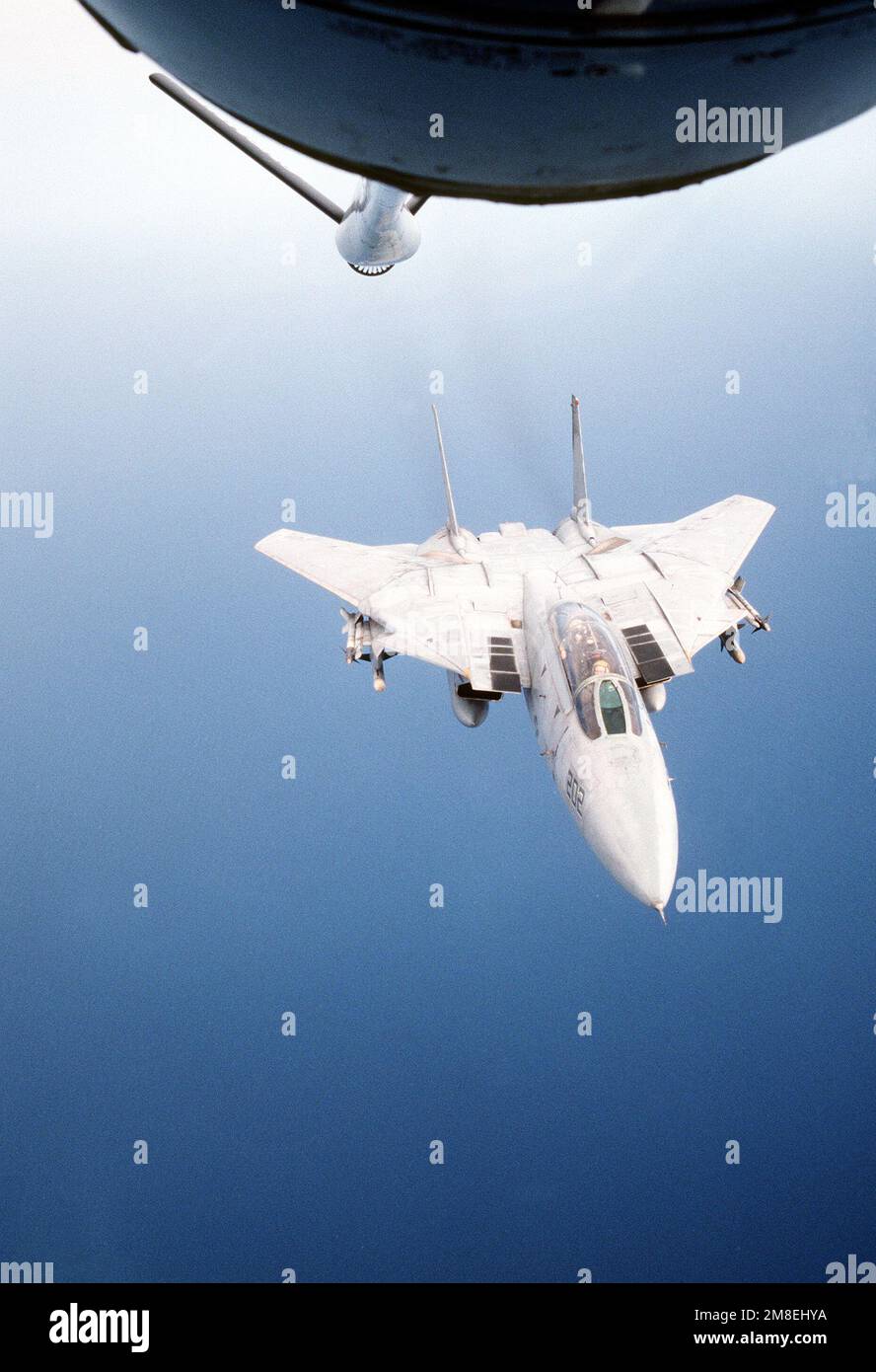 Un avion F-14A Tomcat du Fighter Squadron 32 (VF-32) se prépare à se ...