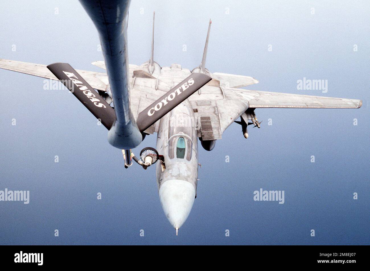 Un avion du Fighter Squadron 32 (VF-32) F-14A Tomcat fait le plein d'un ...