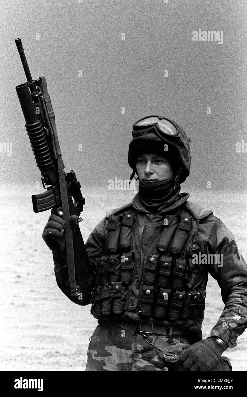 Porter un gilet de grenadier rempli de 40mm cartouches de grenade ...