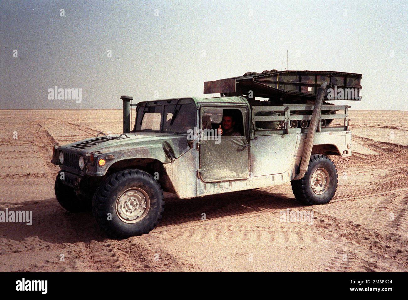 Un véhicule polyvalent à roues de haute mobilité (HMMWV) M998, au ...