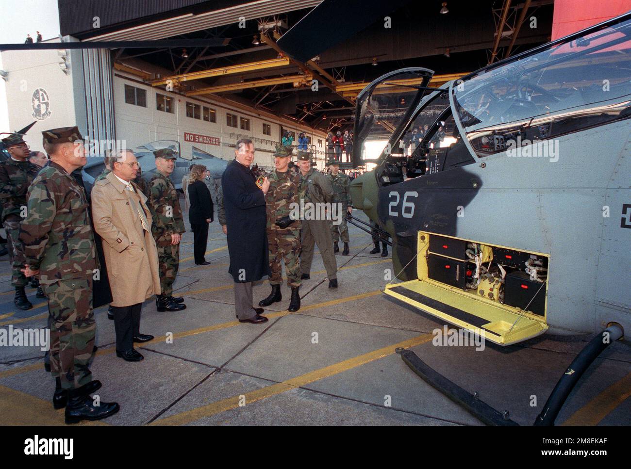 A Marine présente le président George H.W. Bush avec une unité de ...