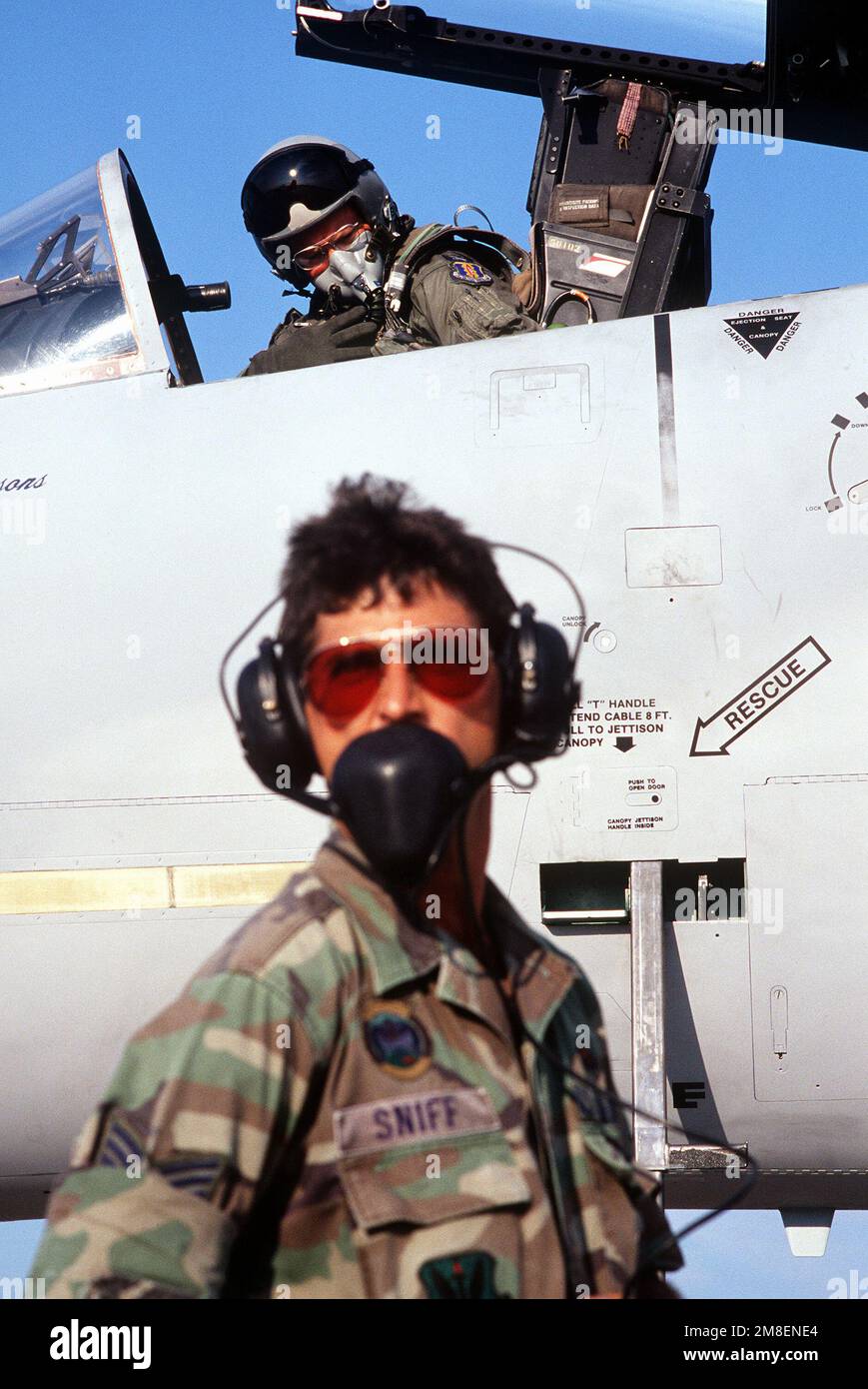 Un membre de l'équipage d'entretien de l'escadre tactique 33rd (33rd ...