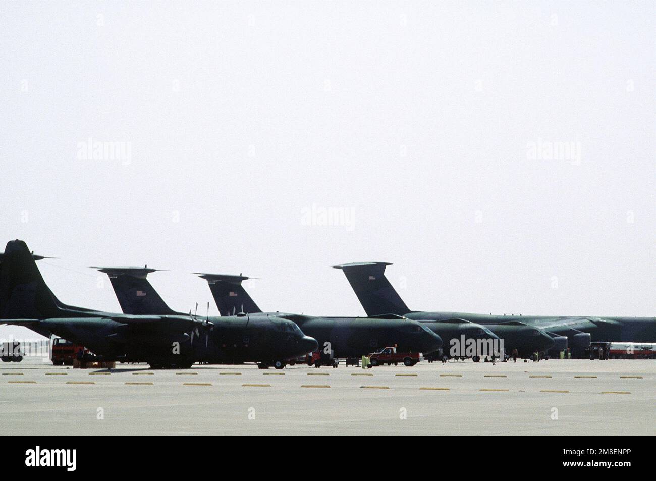 Un avion Hercules C-130, trois avions Starlifter C-141b et un avion ...