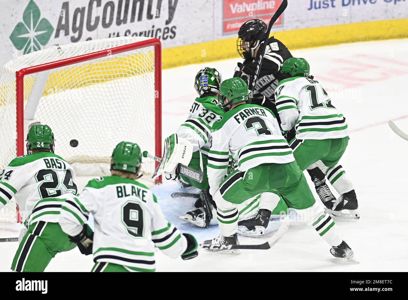 WESTERN Michigan Broncos avance Jack Perbix (25) tire et marque lors d ...