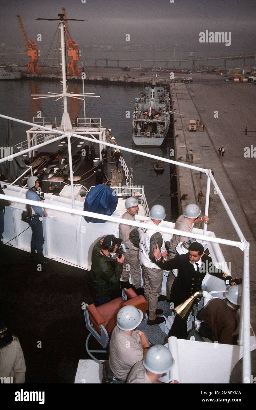 Le commandant du navire de commandement USS LA SALLE (AGF-3) se tient ...