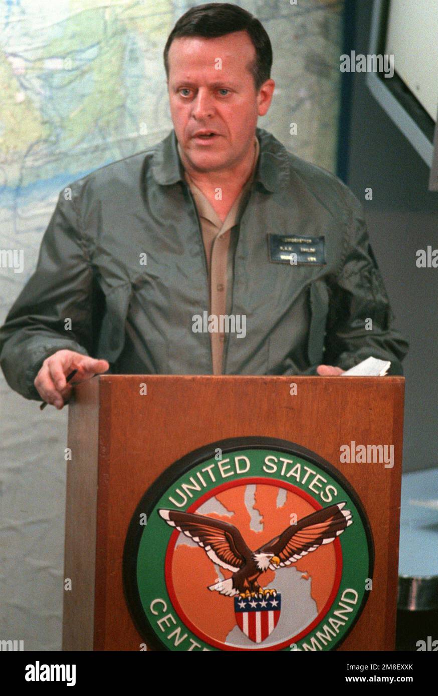 ADM. Arrière Raynor A.K. Taylor, commandant de la Force du Moyen-Orient ...