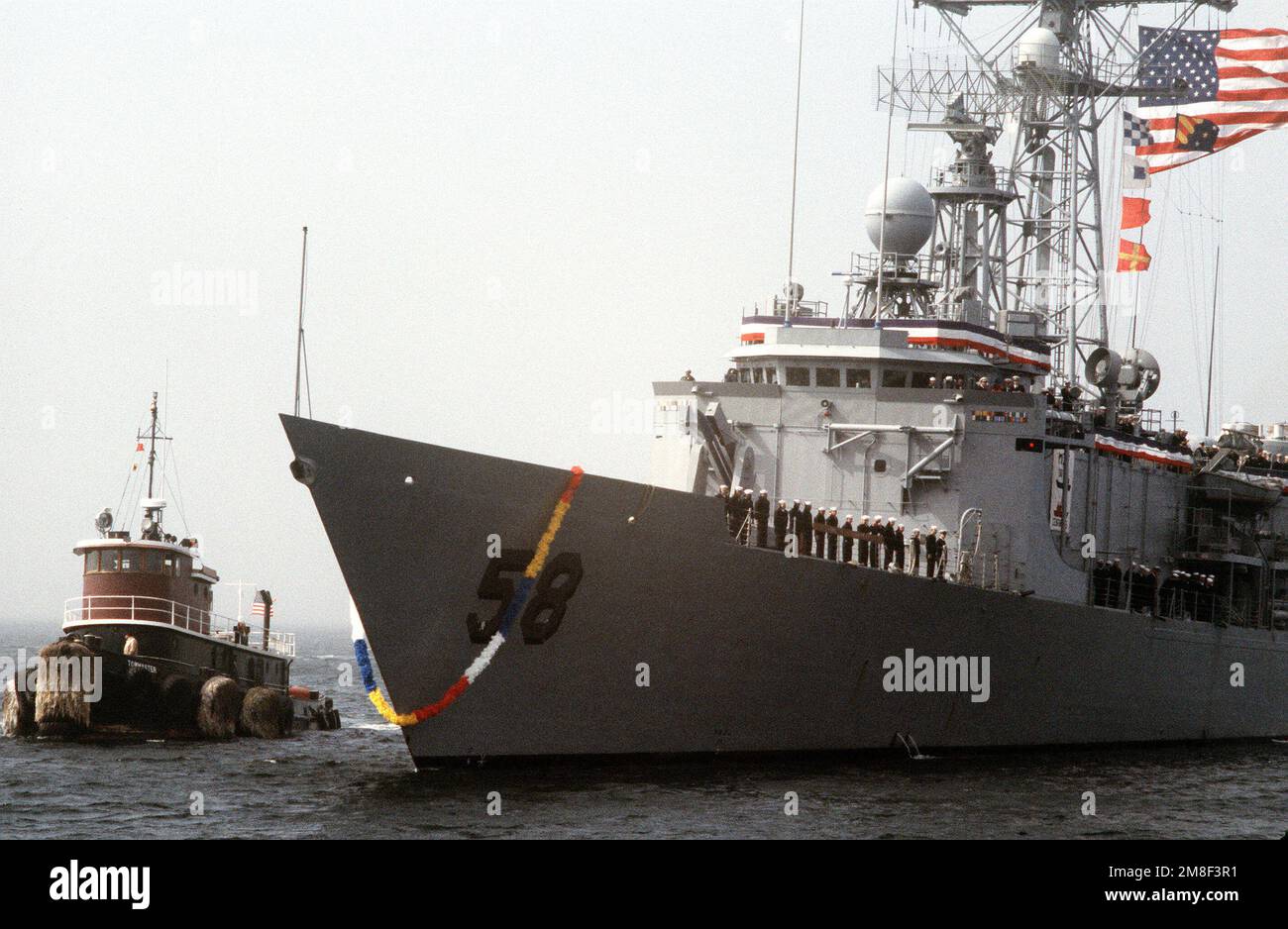 L'équipage de la frégate de missiles guidés USS SAMUEL B. ROBERTS (FFG ...