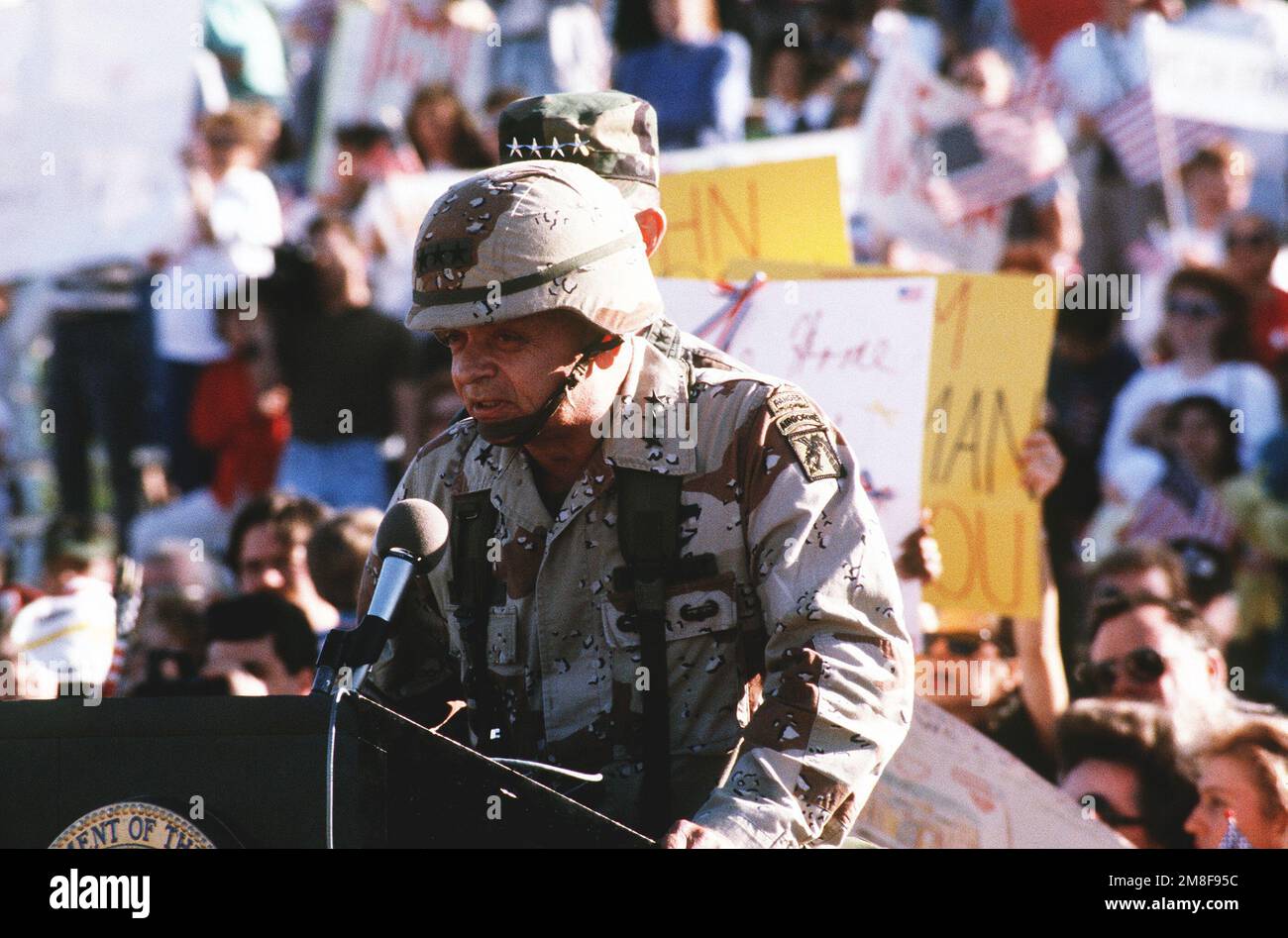 LT. GÉN. Gary E. Luck, commandant général, XVIII Airborne corps, s ...
