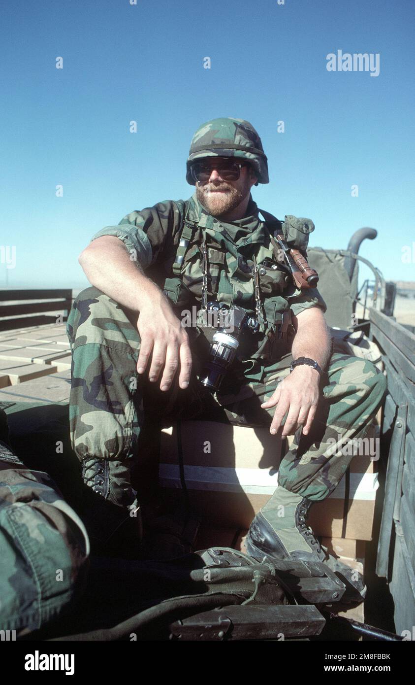 Classe du photographe Mate 2nd Milton R. Savage se trouve à l'arrière d ...