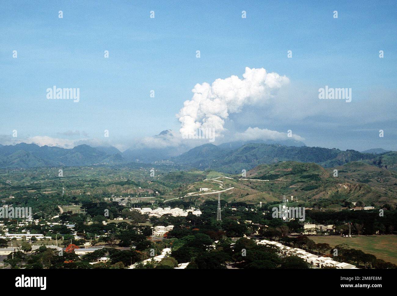 Les nuages de cendres s'écoulant du Mont Pinatubo alors que le volcan ...