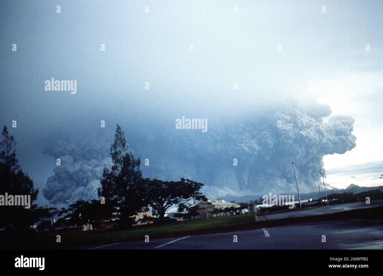 Des nuages de fumée du mont Pinatubo descendent sur la base aérienne de ...
