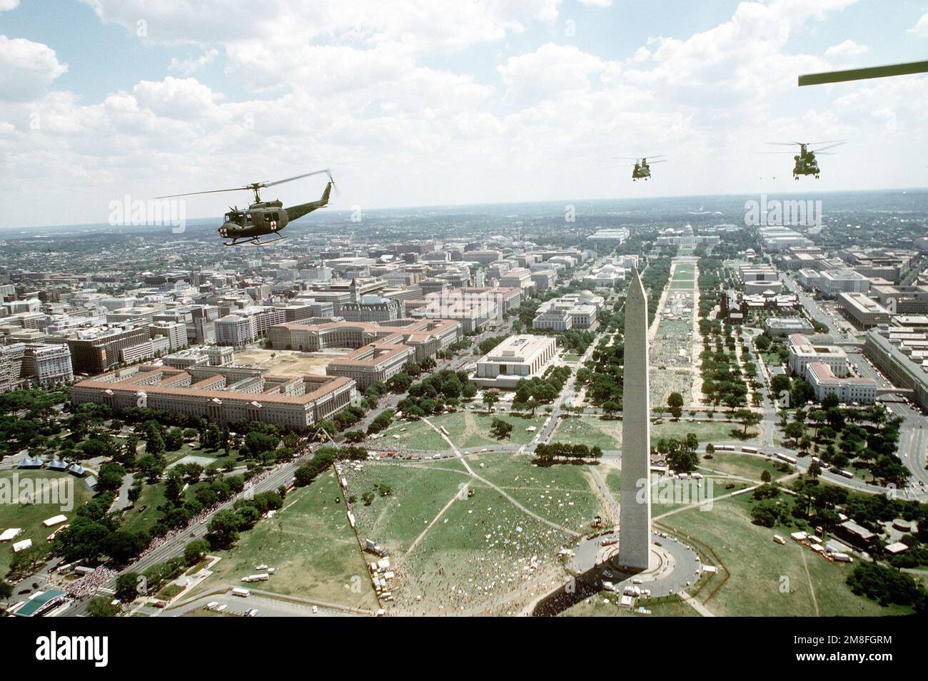 Un hélicoptère UH-1 Iroquois et deux hélicoptères CH-47 Chinook ...