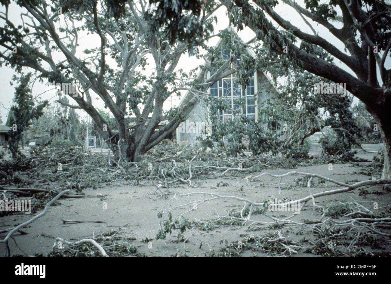 La cendre couvre le terrain de la chapelle à la suite de l'éruption du ...