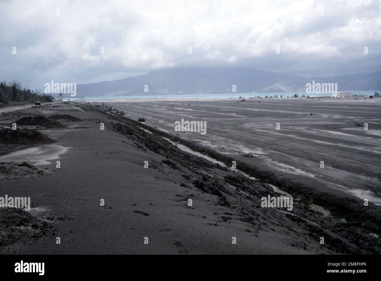 Les cendres volcaniques enveloppent les pistes à Cubi point après l ...