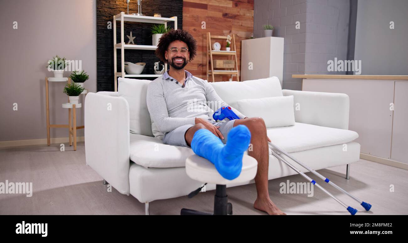 Homme avec une jambe cassée Banque de photographies et d’images à haute ...
