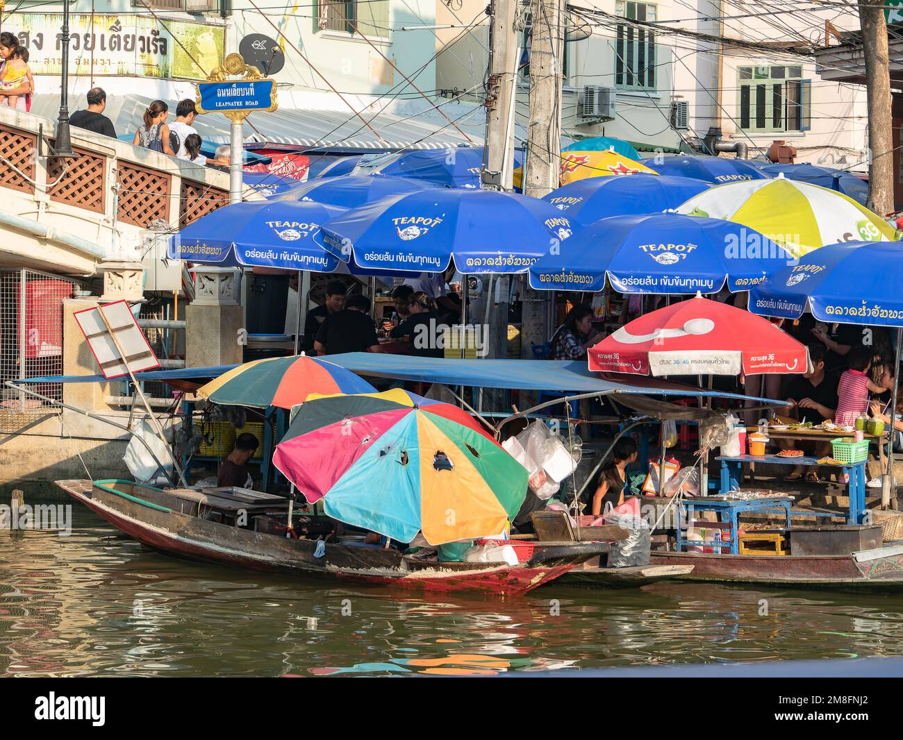 Marché flottant d'Amphawa dans la province de Samut Songkhram en ...