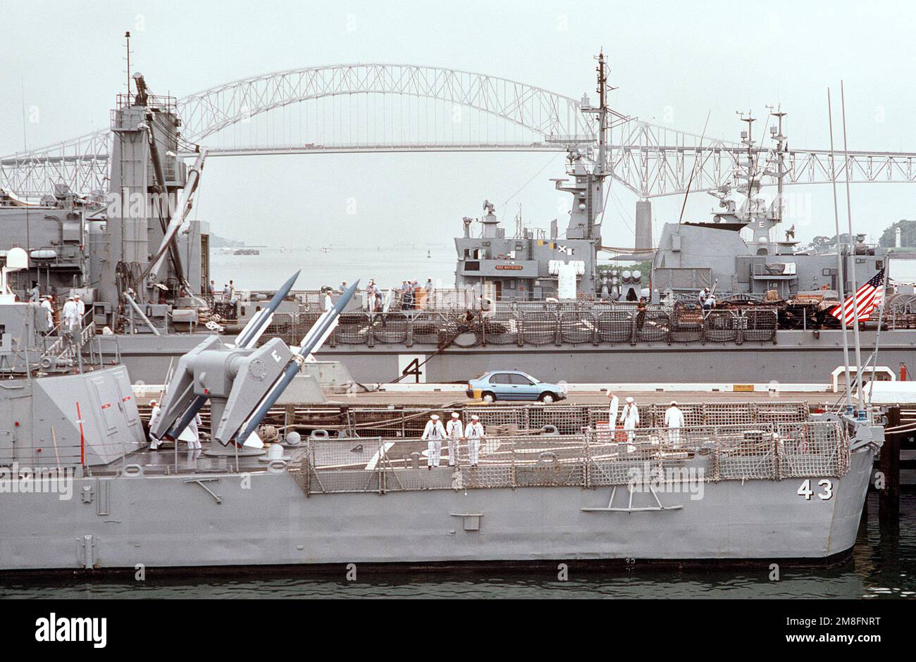 Le destroyer de missile guidé USS DAHLGREN (DDG-43), premier plan, le ...