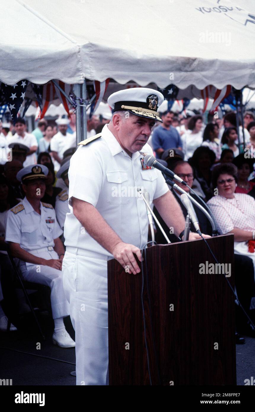 VADM Stanley R. Arthur, commandant, Seventh Fleet, États-Unis Pacific ...