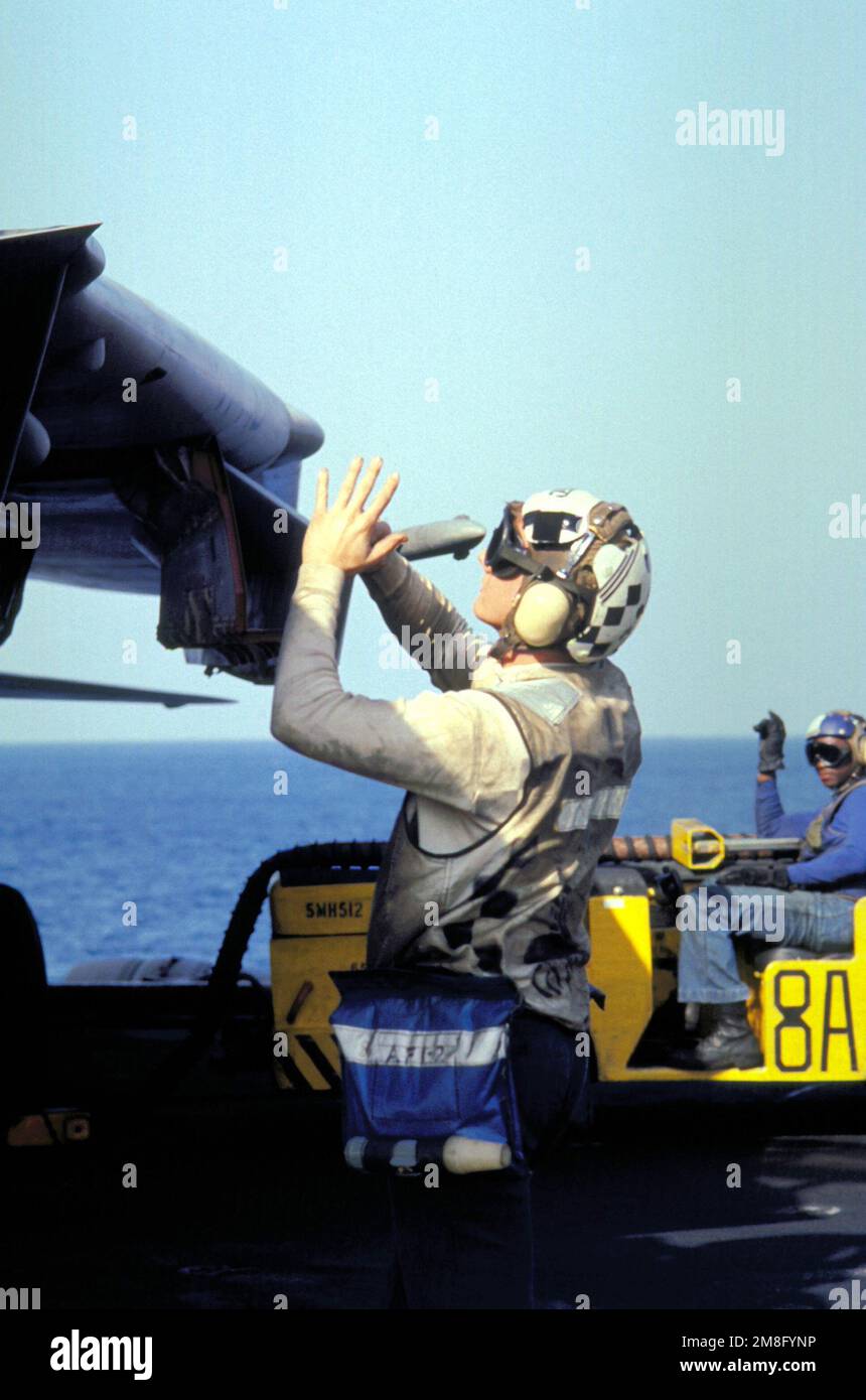 Le technicien en électronique de l'aviation 3rd Class Bostain signale ...