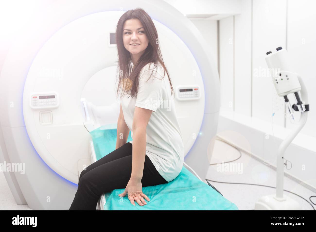 Scanner médical ou IRM avec un patient dans le laboratoire hospitalier ...